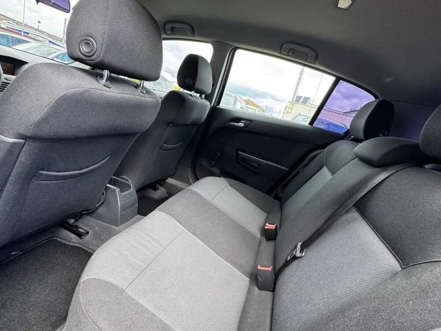 Melns Opel Astra 2006 Daugavpils, ar dzinēja tilpumu 1.90 L un nobraukumu 290 tūkst. km par 1890 €, foto 18 vietnē AUTOMOTO.COM.LV