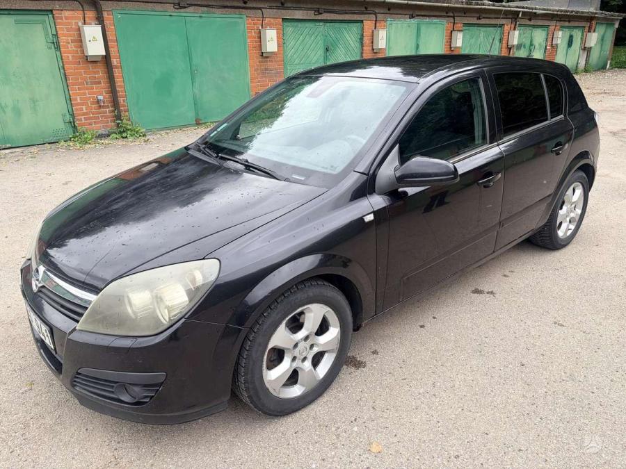 Melns Opel Astra 2006 Klaipėda, ar dzinēja tilpumu 1.91 L un nobraukumu 320 tūkst. km par 1300 €, foto 1 vietnē AUTOMOTO.COM.LV