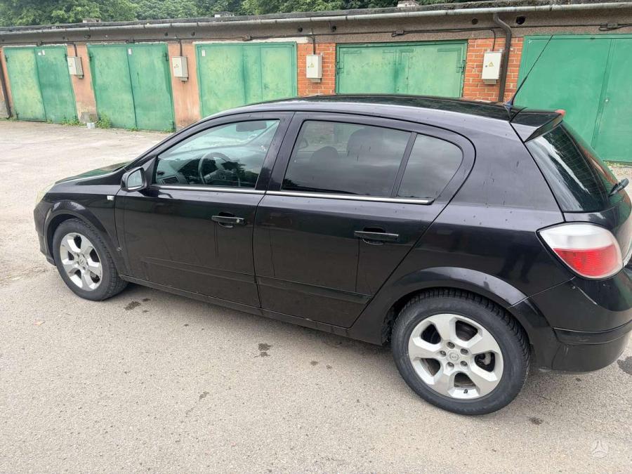 Melns Opel Astra 2006 Klaipėda, ar dzinēja tilpumu 1.91 L un nobraukumu 320 tūkst. km par 1300 €, foto 3 vietnē AUTOMOTO.COM.LV
