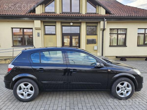 Black Opel Astra 2006 in Liepaja, with an engine capacity of 1.90 L and mileage of 334 thousand km for 2050 €, photo 5 on AUTOMOTO.COM.LV