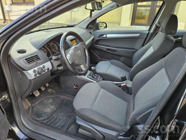 Black Opel Astra 2006 in Liepaja, with an engine capacity of 1.90 L and mileage of 334 thousand km for 2050 €, photo 10 on AUTOMOTO.COM.LV