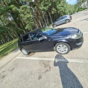 Black Opel Astra 2006 in Kazlu Ruda, with an engine capacity of 1.90 L and mileage of 329 thousand km for 900 €, photo 3 on AUTOMOTO.COM.LV