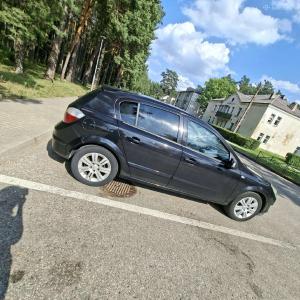 Black Opel Astra 2006 in Kazlu Ruda, with an engine capacity of 1.90 L and mileage of 329 thousand km for 900 €, photo 4 on AUTOMOTO.COM.LV