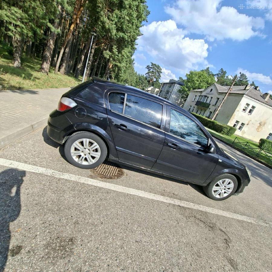 Black Opel Astra 2006 in Kazlu Ruda, with an engine capacity of 1.90 L and mileage of 329 thousand km for 900 €, photo 4 on AUTOMOTO.COM.LV