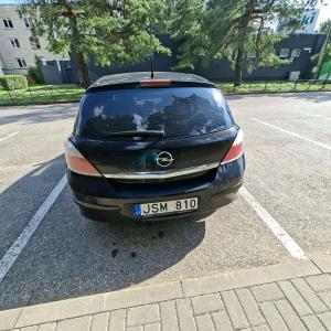 Black Opel Astra 2006 in Kazlu Ruda, with an engine capacity of 1.90 L and mileage of 329 thousand km for 900 €, photo 5 on AUTOMOTO.COM.LV