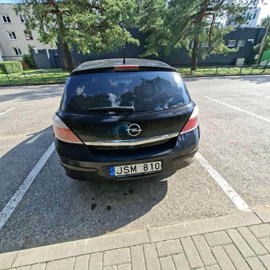 Black Opel Astra 2006 in Kazlu Ruda, with an engine capacity of 1.90 L and mileage of 329 thousand km for 900 €, photo 5 on AUTOMOTO.COM.LV