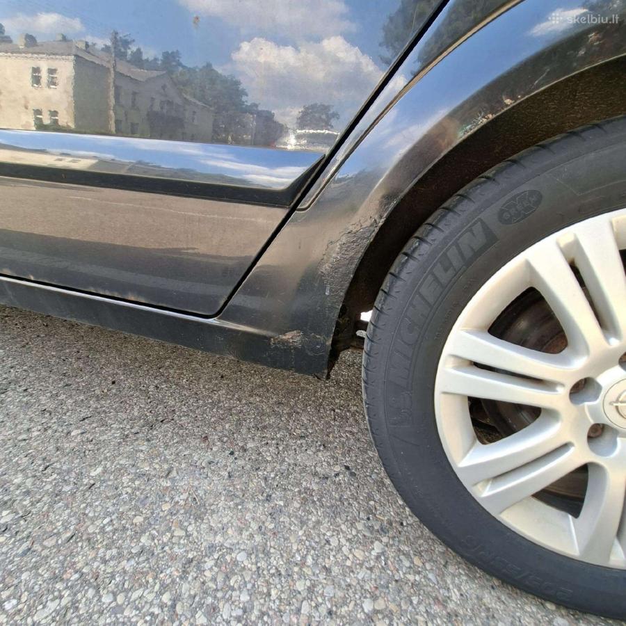 Black Opel Astra 2006 in Kazlu Ruda, with an engine capacity of 1.90 L and mileage of 329 thousand km for 900 €, photo 6 on AUTOMOTO.COM.LV