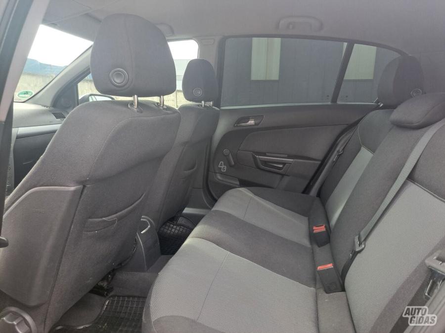 Melns Opel Astra 2006 Kauņa, ar dzinēja tilpumu 1.90 L un nobraukumu 320 tūkst. km par 999 €, foto 24 vietnē AUTOMOTO.COM.LV