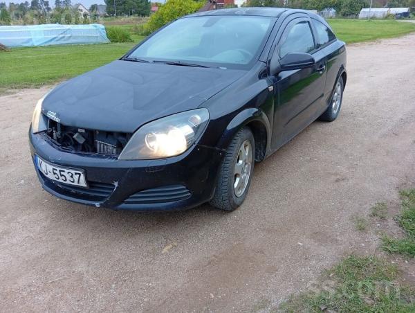 Black Opel Astra 2006 in Saldus, with an engine capacity of 1.70 L and mileage of 334 thousand km for 500 €, photo 1 on AUTOMOTO.COM.LV