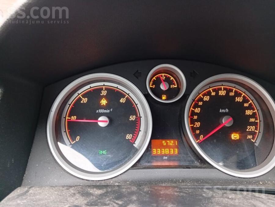 Black Opel Astra 2006 in Saldus, with an engine capacity of 1.70 L and mileage of 334 thousand km for 500 €, photo 3 on AUTOMOTO.COM.LV