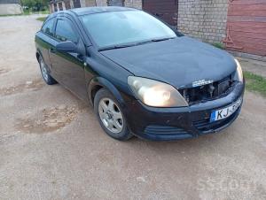 Black Opel Astra 2006 in Saldus, with an engine capacity of 1.70 L and mileage of 334 thousand km for 500 €, photo 4 on AUTOMOTO.COM.LV