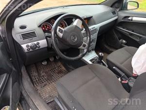 Black Opel Astra 2006 in Saldus, with an engine capacity of 1.70 L and mileage of 334 thousand km for 500 €, photo 5 on AUTOMOTO.COM.LV