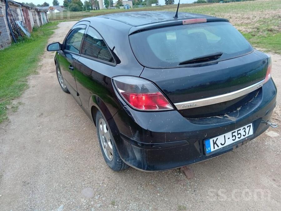 Black Opel Astra 2006 in Saldus, with an engine capacity of 1.70 L and mileage of 334 thousand km for 500 €, photo 6 on AUTOMOTO.COM.LV