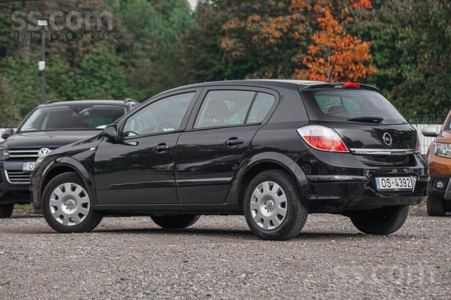 Black Opel Astra 2006 in Riga, with an engine capacity of 1.60 L and mileage of 160 thousand km for 3790 €, photo 4 on AUTOMOTO.COM.LV