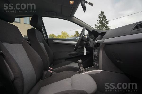 Black Opel Astra 2006 in Riga, with an engine capacity of 1.60 L and mileage of 160 thousand km for 3790 €, photo 6 on AUTOMOTO.COM.LV