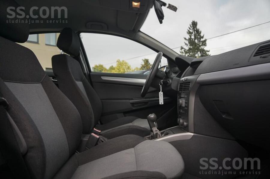 Black Opel Astra 2006 in Riga, with an engine capacity of 1.60 L and mileage of 160 thousand km for 3790 €, photo 6 on AUTOMOTO.COM.LV