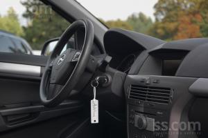Black Opel Astra 2006 in Riga, with an engine capacity of 1.60 L and mileage of 160 thousand km for 3790 €, photo 7 on AUTOMOTO.COM.LV