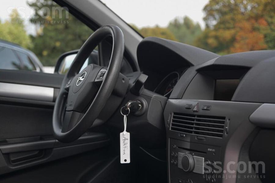 Black Opel Astra 2006 in Riga, with an engine capacity of 1.60 L and mileage of 160 thousand km for 3790 €, photo 7 on AUTOMOTO.COM.LV