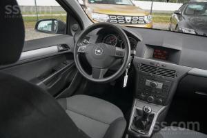 Black Opel Astra 2006 in Riga, with an engine capacity of 1.60 L and mileage of 160 thousand km for 3790 €, photo 8 on AUTOMOTO.COM.LV