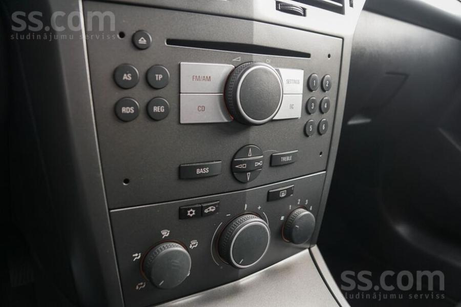 Black Opel Astra 2006 in Riga, with an engine capacity of 1.60 L and mileage of 160 thousand km for 3790 €, photo 14 on AUTOMOTO.COM.LV