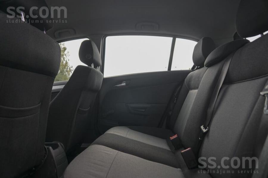 Black Opel Astra 2006 in Riga, with an engine capacity of 1.60 L and mileage of 160 thousand km for 3790 €, photo 17 on AUTOMOTO.COM.LV