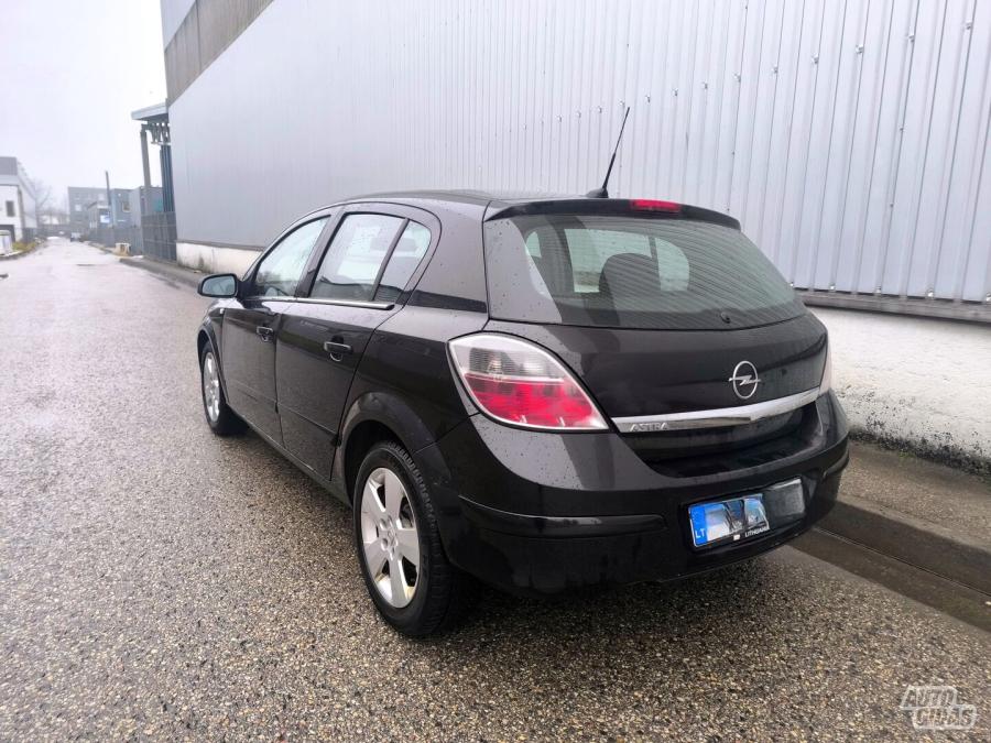 Black Opel Astra 2007 in Kaunas, with an engine capacity of 1.80 L and mileage of 193 thousand km for 2100 €, photo 5 on AUTOMOTO.COM.LV