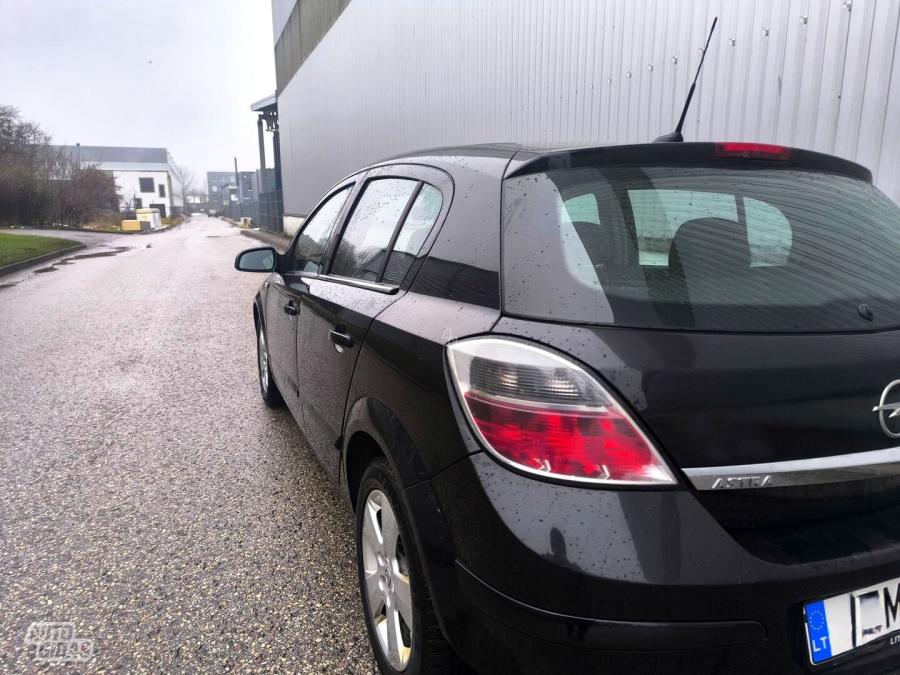 Black Opel Astra 2007 in Kaunas, with an engine capacity of 1.80 L and mileage of 193 thousand km for 2100 €, photo 6 on AUTOMOTO.COM.LV