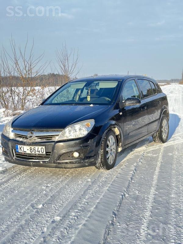 Black Opel Astra 2007 in Jekabpils, with an engine capacity of 1.90 L and mileage of 258 thousand km for 1100 €, photo 1 on AUTOMOTO.COM.LV