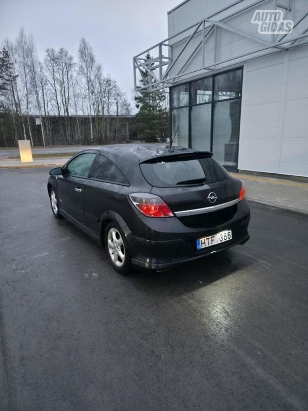 Black Opel Astra 2007 in Panevezys, with an engine capacity of 1.90 L and mileage of 357 thousand km for 1500 €, photo 3 on AUTOMOTO.COM.LV
