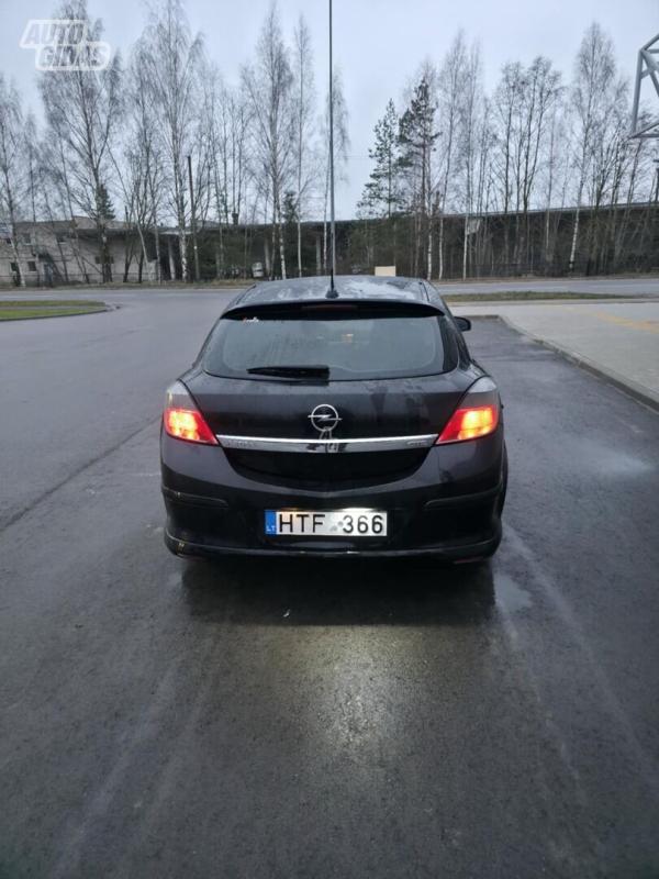 Black Opel Astra 2007 in Panevezys, with an engine capacity of 1.90 L and mileage of 357 thousand km for 1500 €, photo 4 on AUTOMOTO.COM.LV