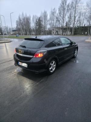 Black Opel Astra 2007 in Panevezys, with an engine capacity of 1.90 L and mileage of 357 thousand km for 1500 €, photo 5 on AUTOMOTO.COM.LV