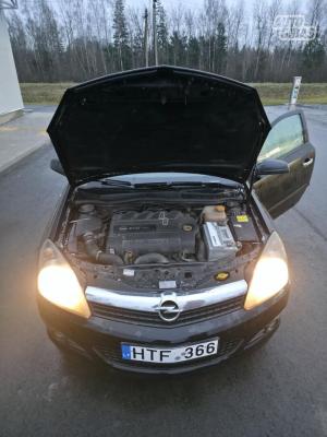 Black Opel Astra 2007 in Panevezys, with an engine capacity of 1.90 L and mileage of 357 thousand km for 1500 €, photo 9 on AUTOMOTO.COM.LV
