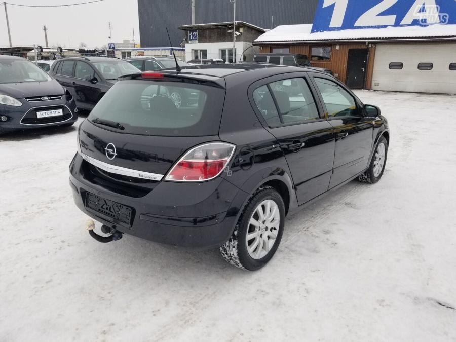 Black Opel Astra 2007 in Kaunas, with an engine capacity of 1.60 L and mileage of 262 thousand km for 1850 €, photo 6 on AUTOMOTO.COM.LV