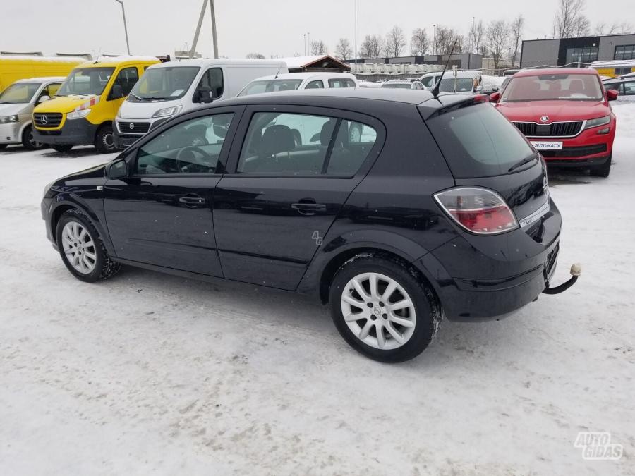 Black Opel Astra 2007 in Kaunas, with an engine capacity of 1.60 L and mileage of 262 thousand km for 1799 €, photo 9 on AUTOMOTO.COM.LV