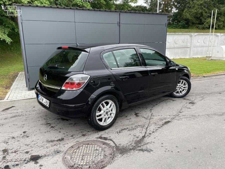 Black Opel Astra 2007 in Alytus, with an engine capacity of 1.70 L and mileage of 220 thousand km for 1150 €, photo 3 on AUTOMOTO.COM.LV
