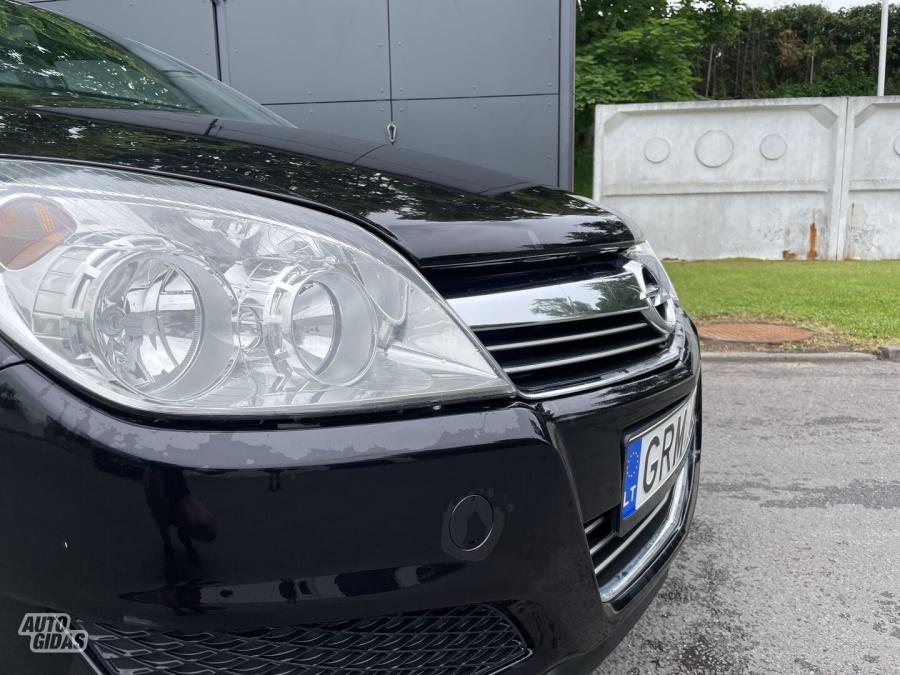 Black Opel Astra 2007 in Alytus, with an engine capacity of 1.70 L and mileage of 220 thousand km for 1150 €, photo 6 on AUTOMOTO.COM.LV