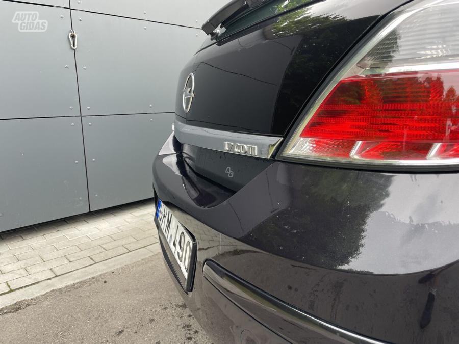 Black Opel Astra 2007 in Alytus, with an engine capacity of 1.70 L and mileage of 220 thousand km for 1150 €, photo 7 on AUTOMOTO.COM.LV