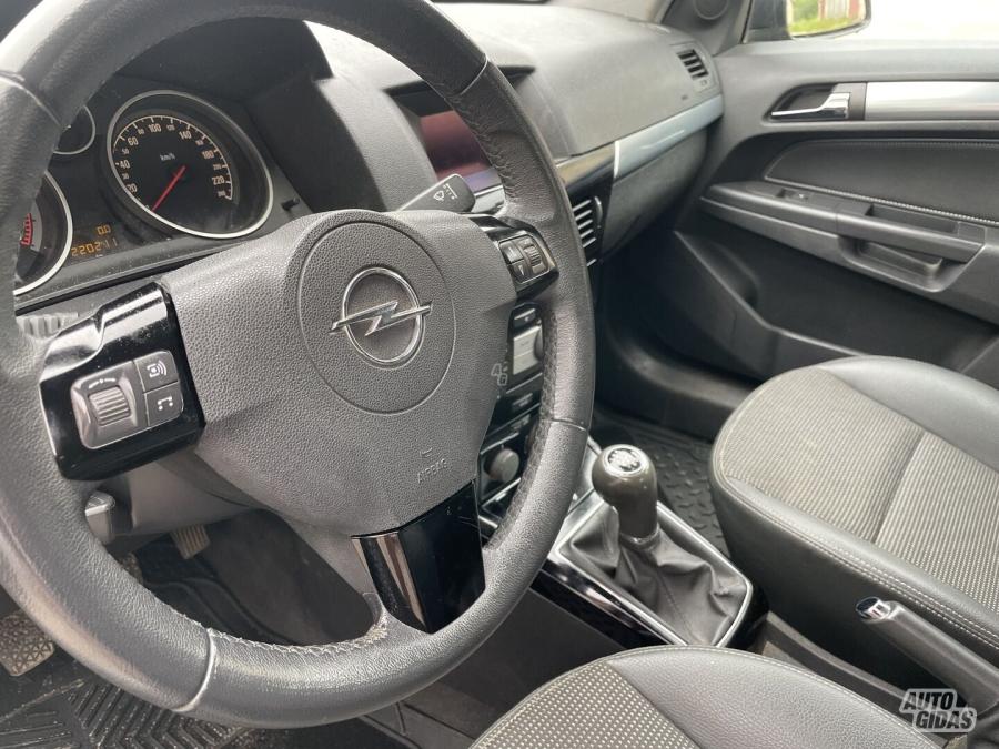 Black Opel Astra 2007 in Alytus, with an engine capacity of 1.70 L and mileage of 220 thousand km for 1150 €, photo 11 on AUTOMOTO.COM.LV
