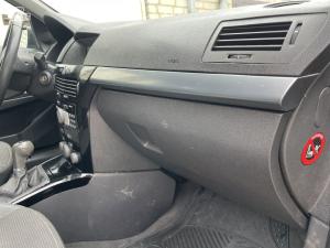 Black Opel Astra 2007 in Alytus, with an engine capacity of 1.70 L and mileage of 220 thousand km for 1150 €, photo 13 on AUTOMOTO.COM.LV