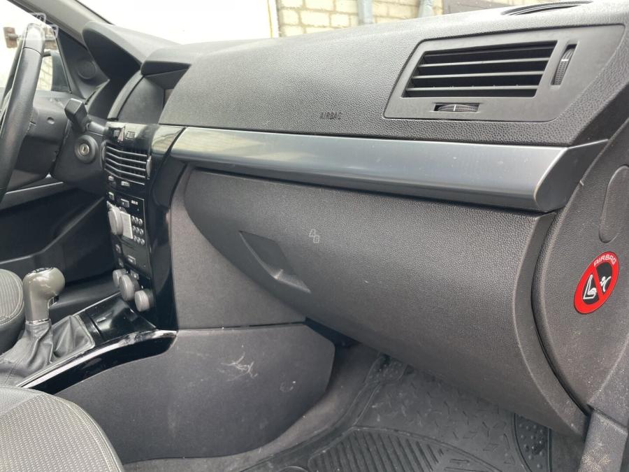 Black Opel Astra 2007 in Alytus, with an engine capacity of 1.70 L and mileage of 220 thousand km for 1150 €, photo 13 on AUTOMOTO.COM.LV