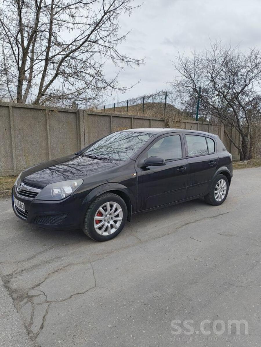 Black Opel Astra 2007 in Liepaja, with an engine capacity of 1.70 L and mileage of 301 thousand km for 750 €, photo 1 on AUTOMOTO.COM.LV