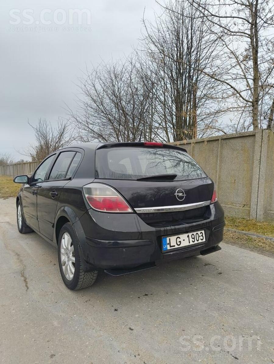Black Opel Astra 2007 in Liepaja, with an engine capacity of 1.70 L and mileage of 301 thousand km for 750 €, photo 3 on AUTOMOTO.COM.LV