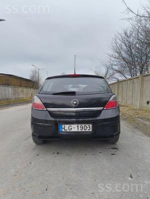 Black Opel Astra 2007 in Liepaja, with an engine capacity of 1.70 L and mileage of 301 thousand km for 750 €, photo 4 on AUTOMOTO.COM.LV