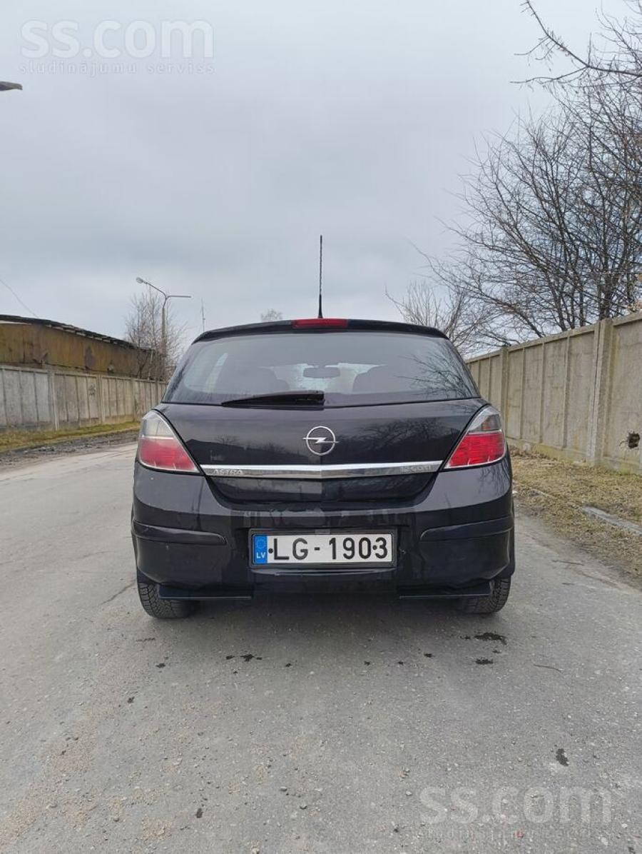 Black Opel Astra 2007 in Liepaja, with an engine capacity of 1.70 L and mileage of 301 thousand km for 750 €, photo 4 on AUTOMOTO.COM.LV