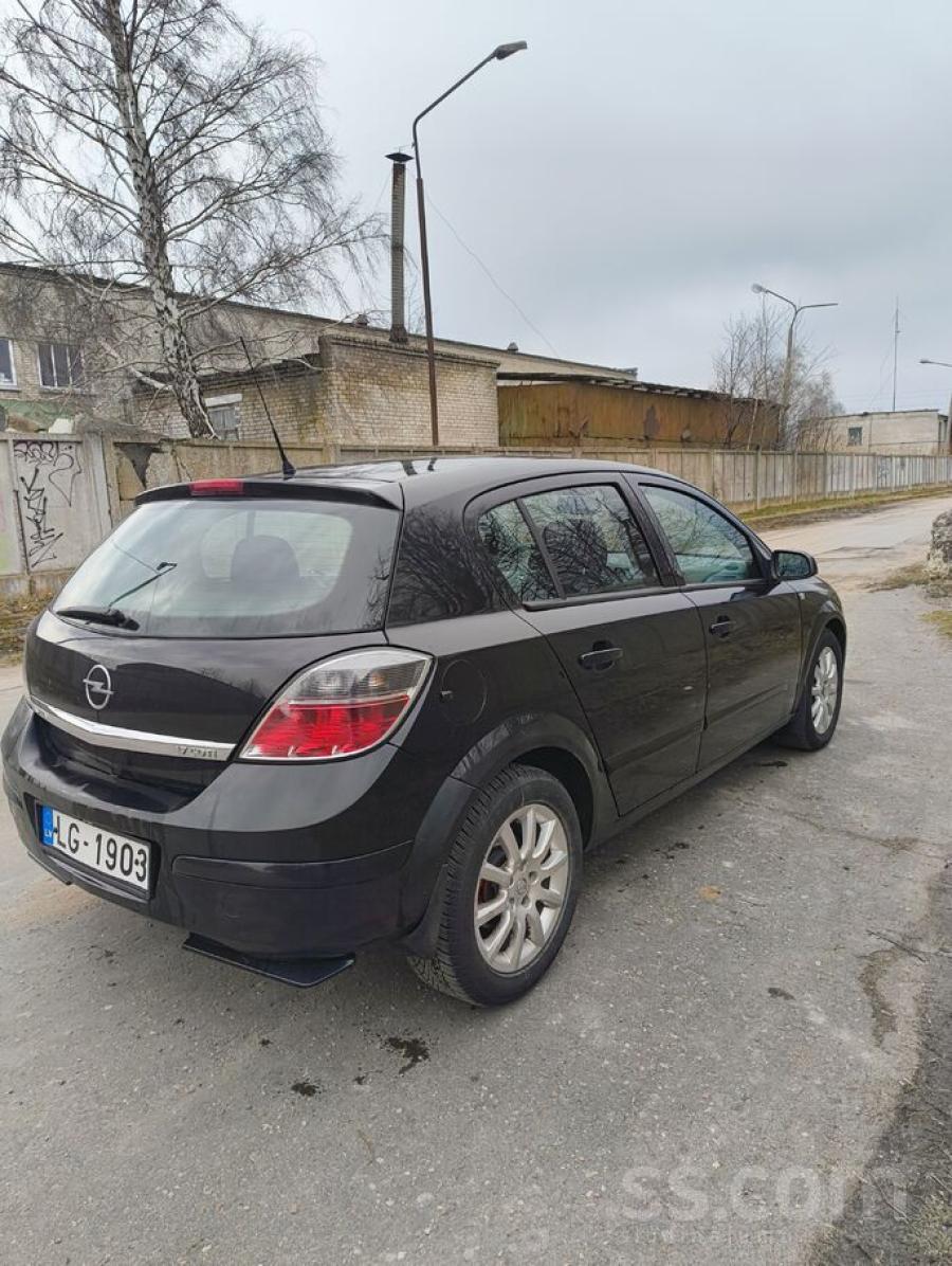 Black Opel Astra 2007 in Liepaja, with an engine capacity of 1.70 L and mileage of 301 thousand km for 750 €, photo 5 on AUTOMOTO.COM.LV