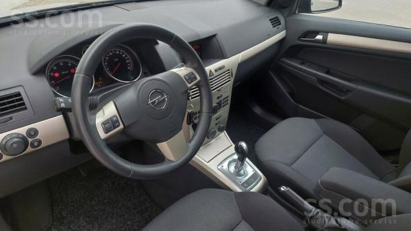 Black Opel Astra 2007 in Riga, with an engine capacity of 1.60 L and mileage of 239 thousand km for 1990 €, photo 3 on AUTOMOTO.COM.LV