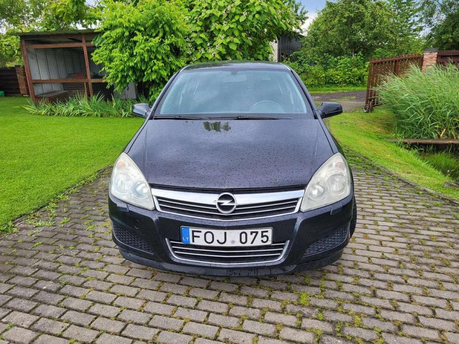 Black Opel Astra 2007 in Kaunas, with an engine capacity of 1.91 L and mileage of 282 thousand km for 1400 €, photo 1 on AUTOMOTO.COM.LV