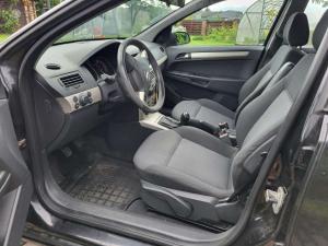 Black Opel Astra 2007 in Kaunas, with an engine capacity of 1.91 L and mileage of 282 thousand km for 1400 €, photo 6 on AUTOMOTO.COM.LV