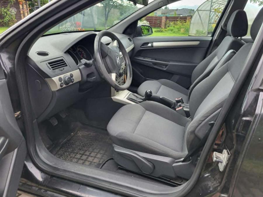 Black Opel Astra 2007 in Kaunas, with an engine capacity of 1.91 L and mileage of 282 thousand km for 1400 €, photo 6 on AUTOMOTO.COM.LV