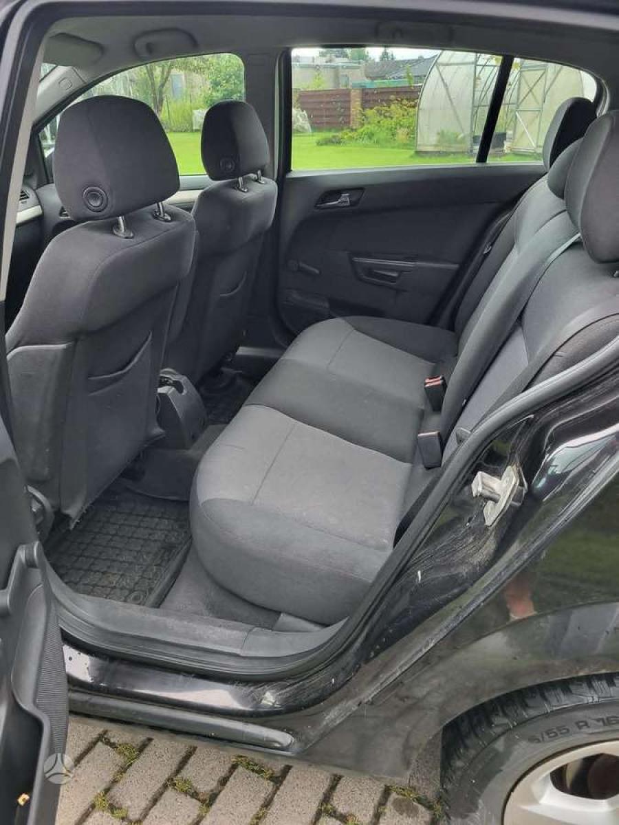 Black Opel Astra 2007 in Kaunas, with an engine capacity of 1.91 L and mileage of 282 thousand km for 1400 €, photo 7 on AUTOMOTO.COM.LV